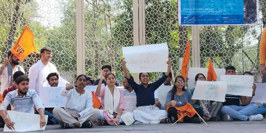 Students protest outside Jamia Millia Islamia, demand CUET for ...